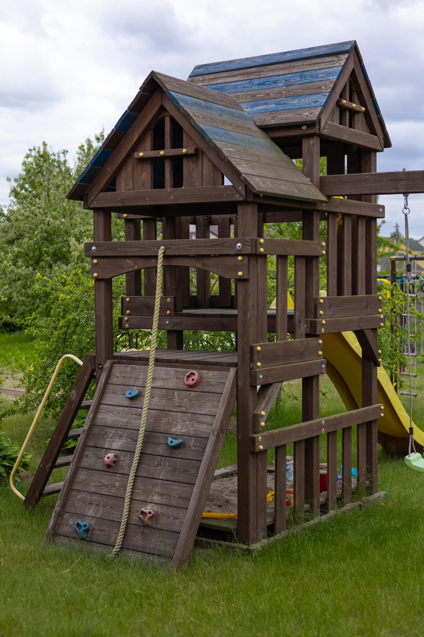 Vinyl Playsets vs. Wooden Playsets: Which Is The Better Investment?